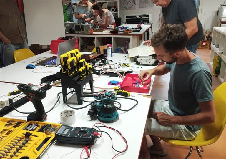 Formation de réparateur en électronique au 8 FabLab - RDWA - Radio Diois